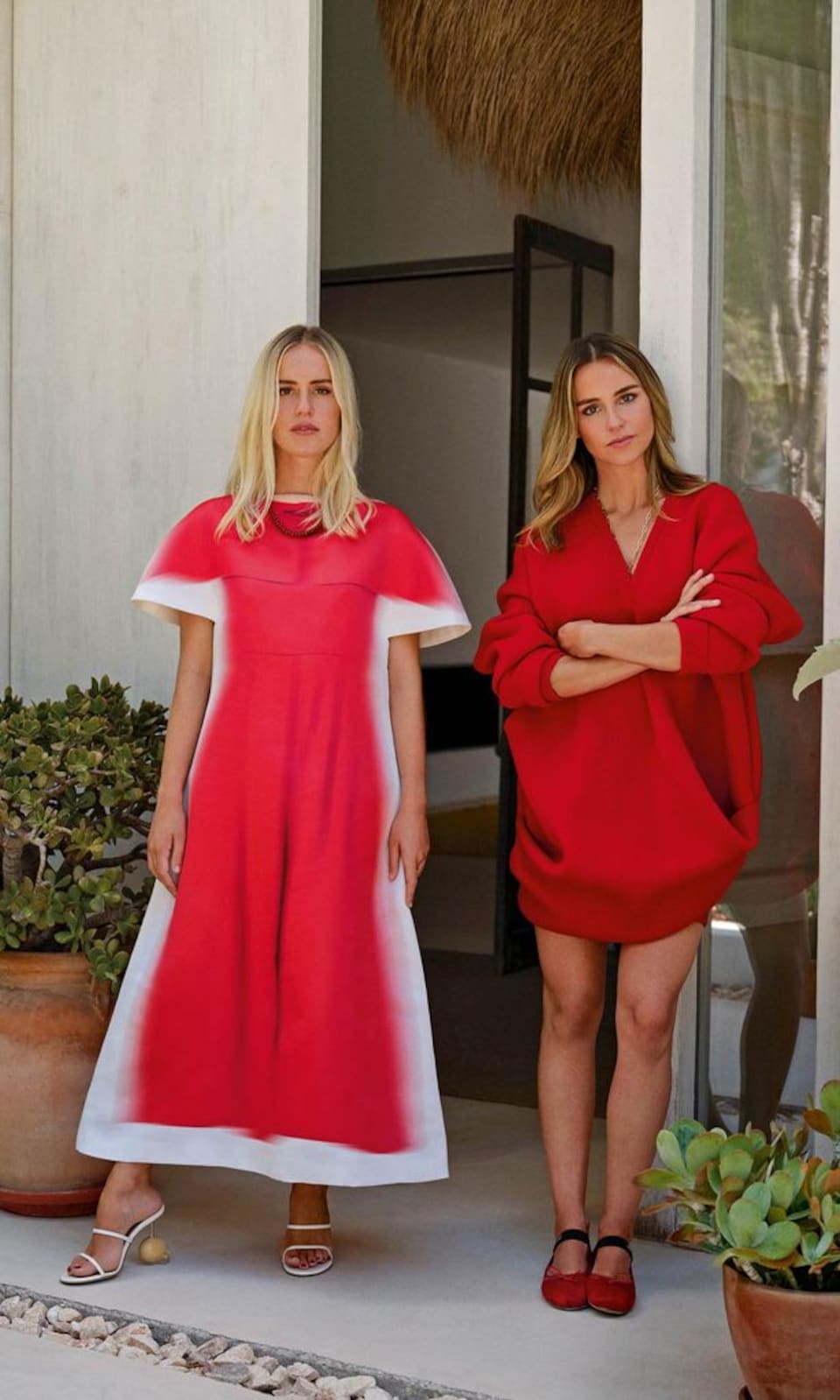 La 'influencer' Mónica Anoz y su hermana Inés en su casa de Ibiza