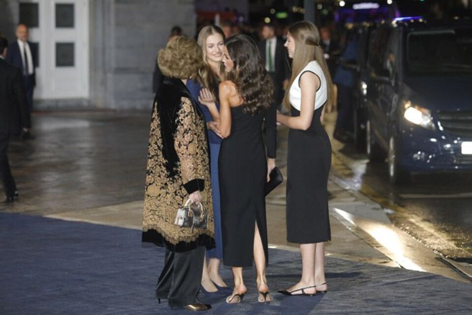 Leonor, acompañada por los Reyes y la Infanta, preside los últimos Premios Princesa de Asturias ...