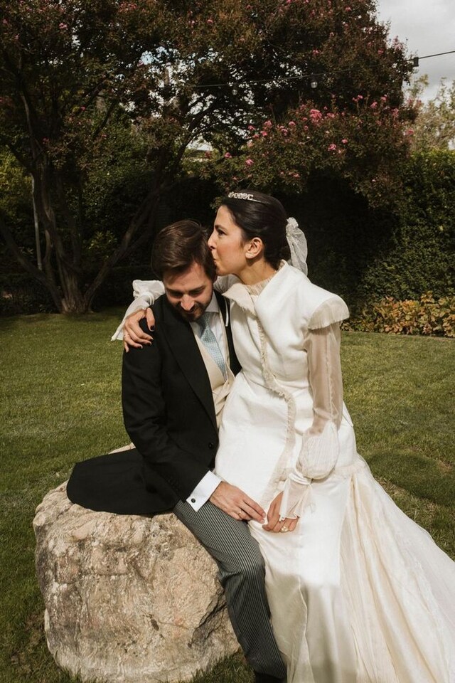 Un vestido de novia inspirado en las solapas de un libro y una tiara: la boda de María en Madrid