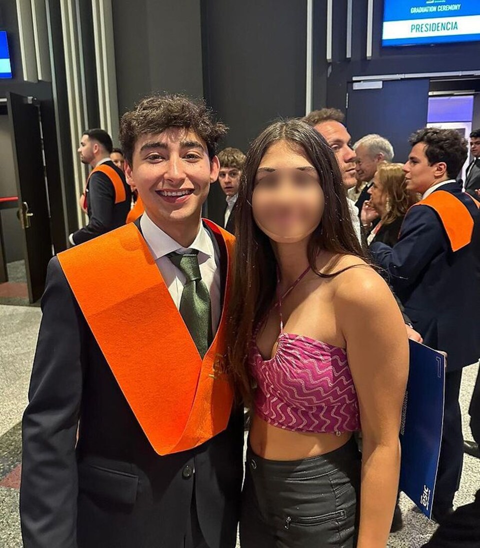 Nuria Roca y Juan del Val asisten orgullosos a la graduación de su hijo ...