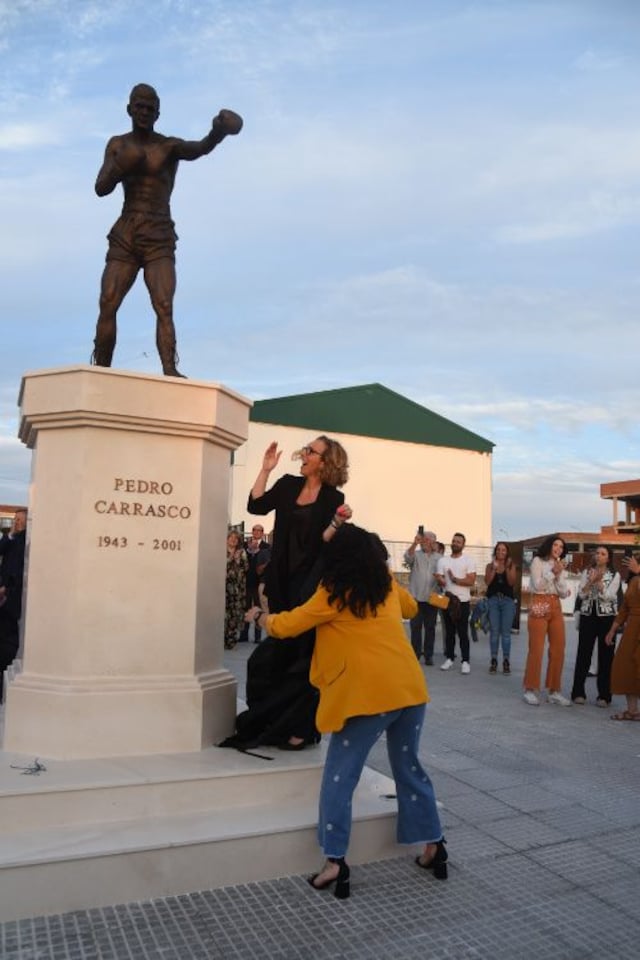 Rocío Carrasco, emocionadísima en la inauguración del monumento a su padre, Pedro Carrasco