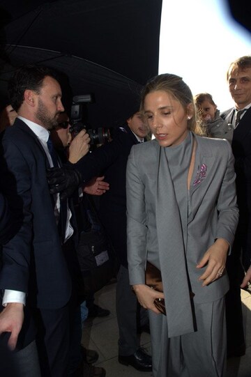 Los invitados llegan a la casa familiar donde se celebra el enlace de ...