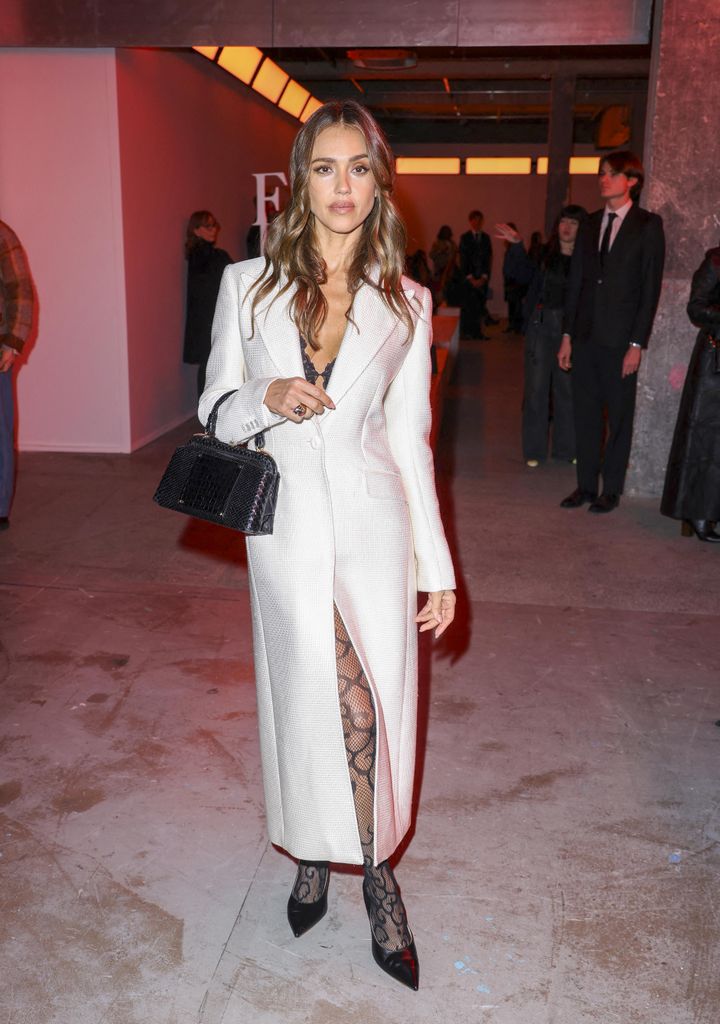 Jessica Alba deslumbra con atuendo lencero en París | ¡HOLA!