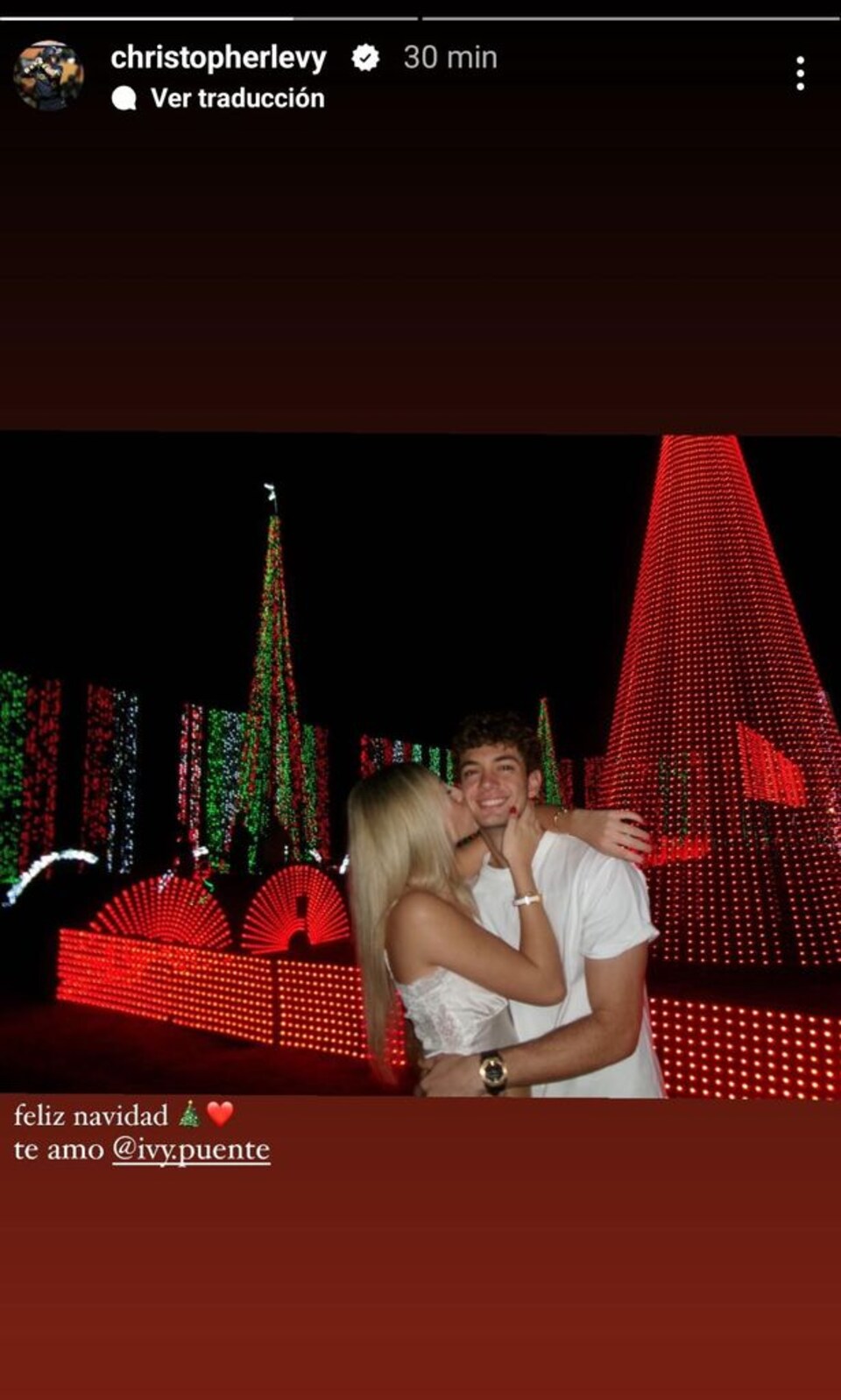 Christopher Levy muestra su primera postal navideño junto a su novia | ¡HOLA!