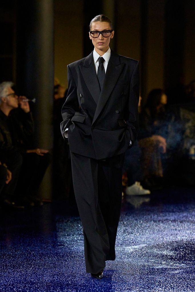 Bella Hadid sorprende en la pasarela de Saint Laurent en París | ¡HOLA!