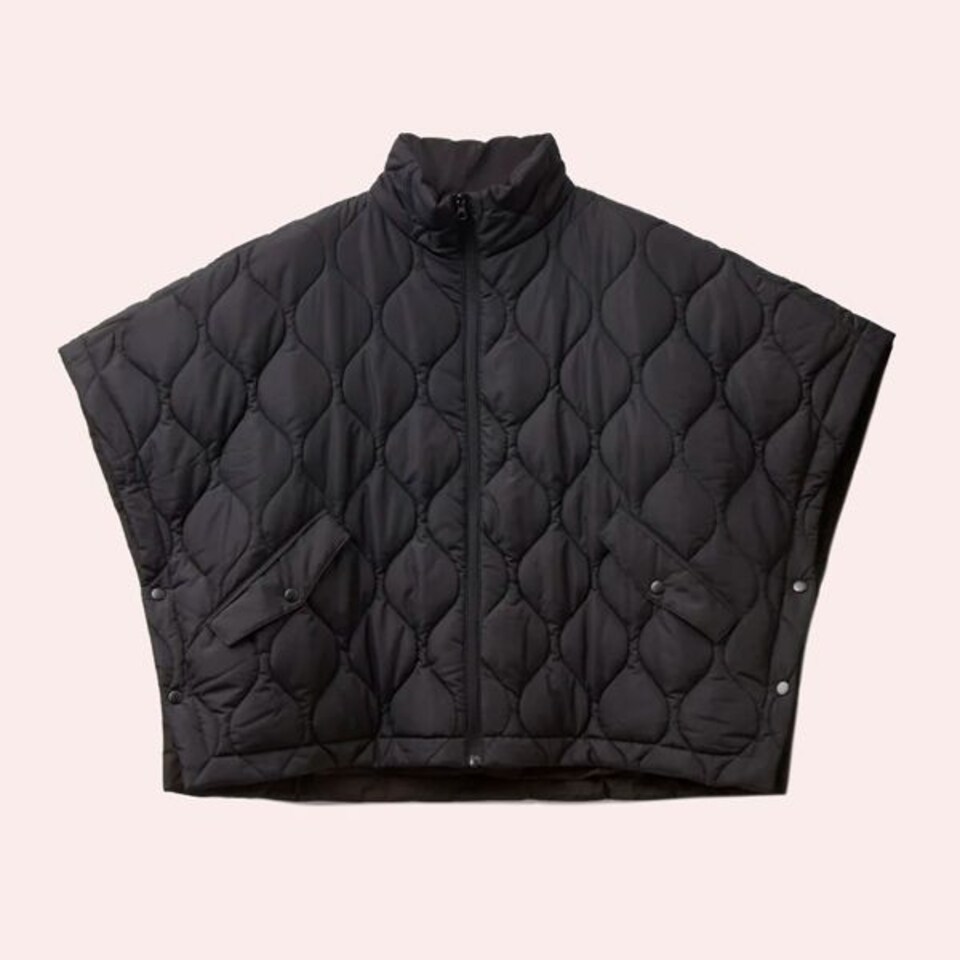 Capas invernales, la alternativa de abrigo que adoran las expertas en moda