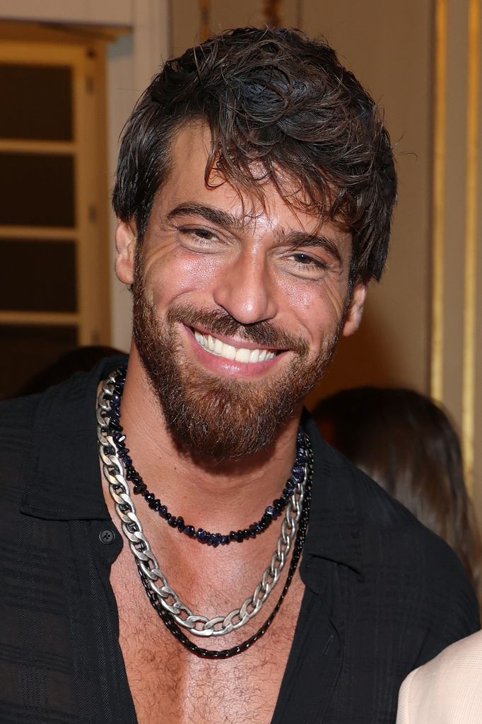Can Yaman confirma con un beso su relación con la dj Sara Bluma