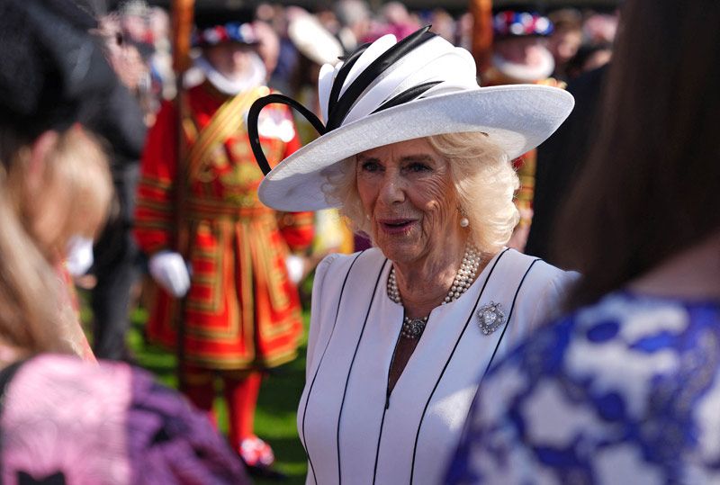 El broche de más de dos millones de euros que la reina Camilla ha ...
