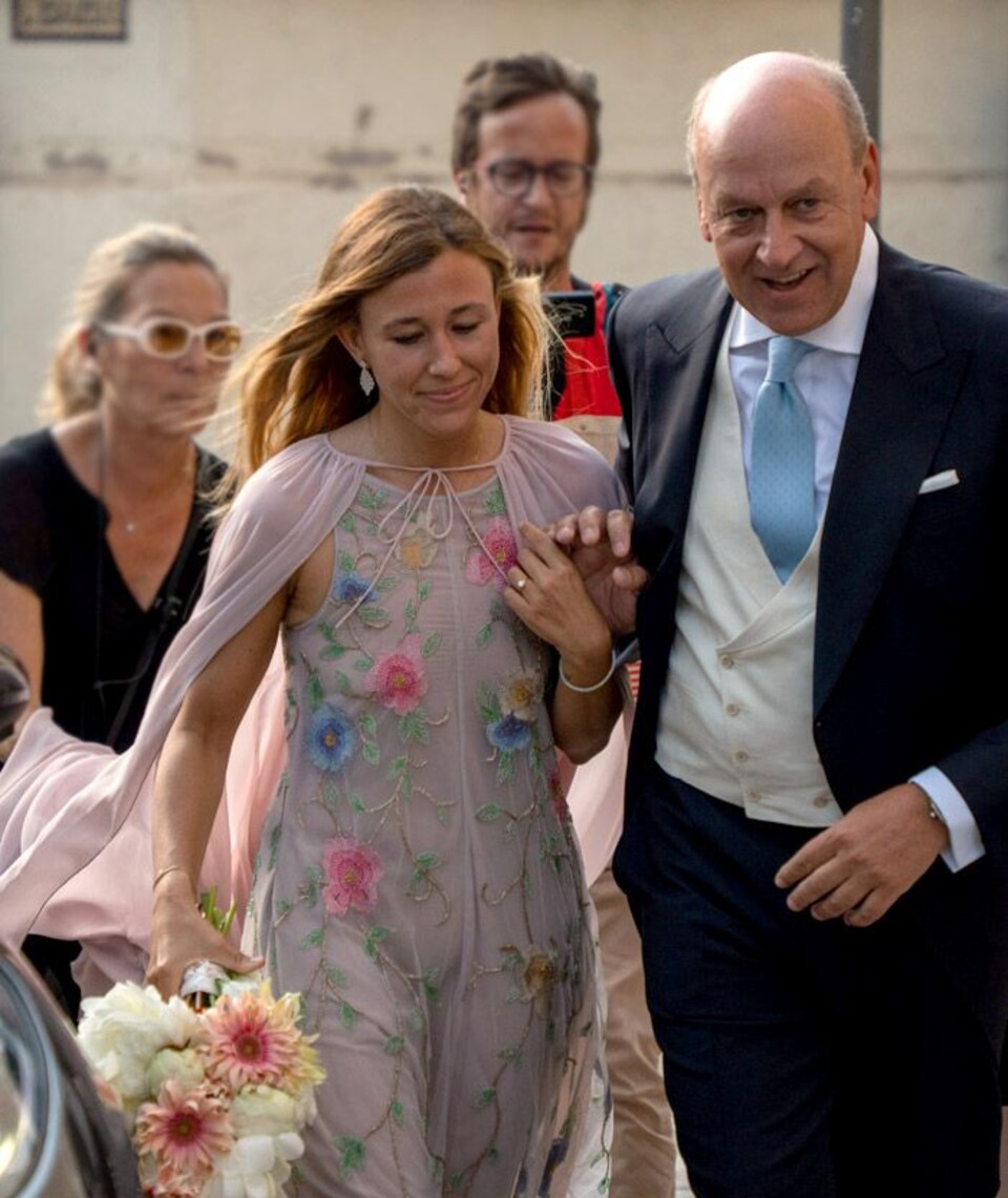 María Valls elige un original vestido con capa y bordados florales para ...