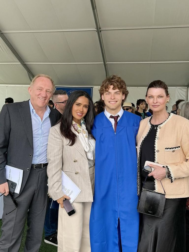 Salma Hayek y Linda Evangelista, unidas en la graduación del hijo de la ...