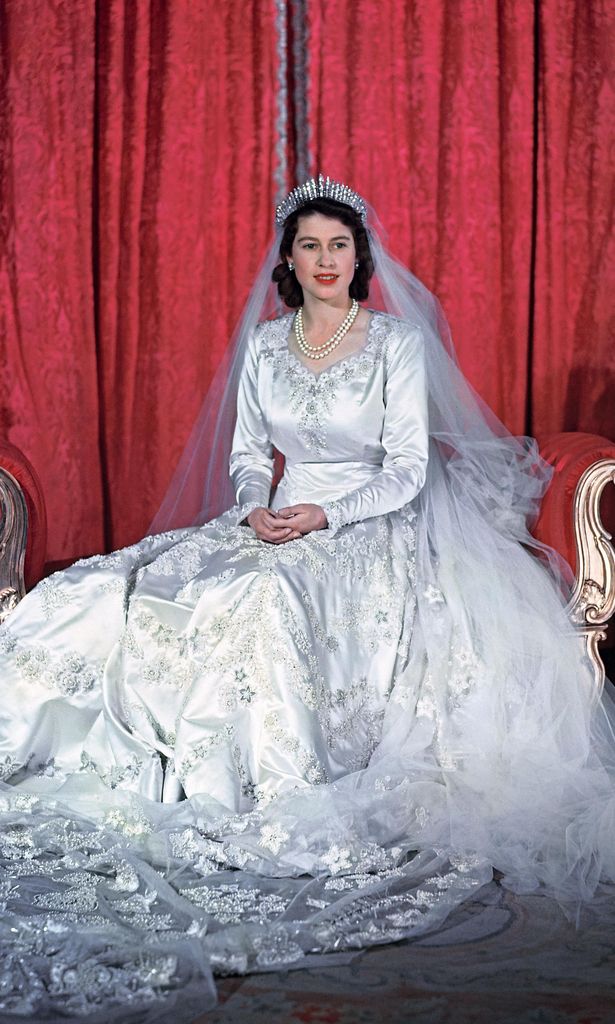 Isabel II, una reina con vida de leyenda. El álbum más completo