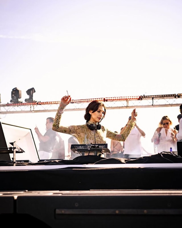 Can Yaman confirma con un beso su relación con la dj Sara Bluma