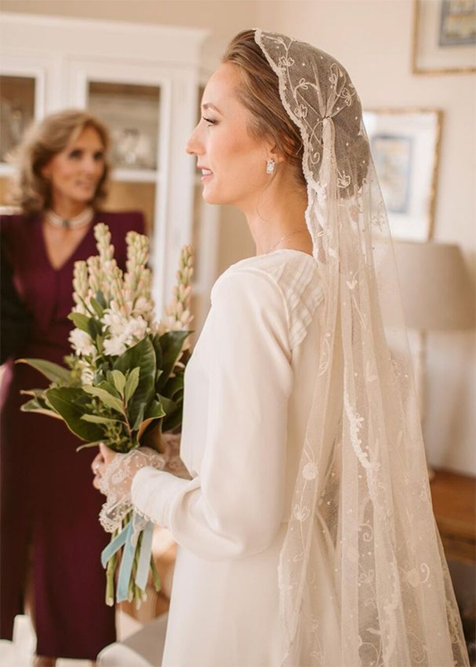 Las novias virales llevan la mantilla con mucho estilo