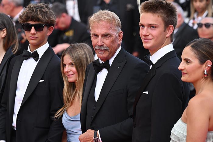 ¡Casi pleno! Kevin Costner posa con cinco de sus siete hijos en Cannes