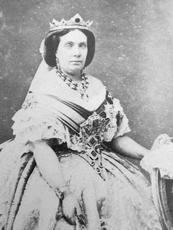 La historia de la tiara de esmeraldas de Isabel II de España que ha ...