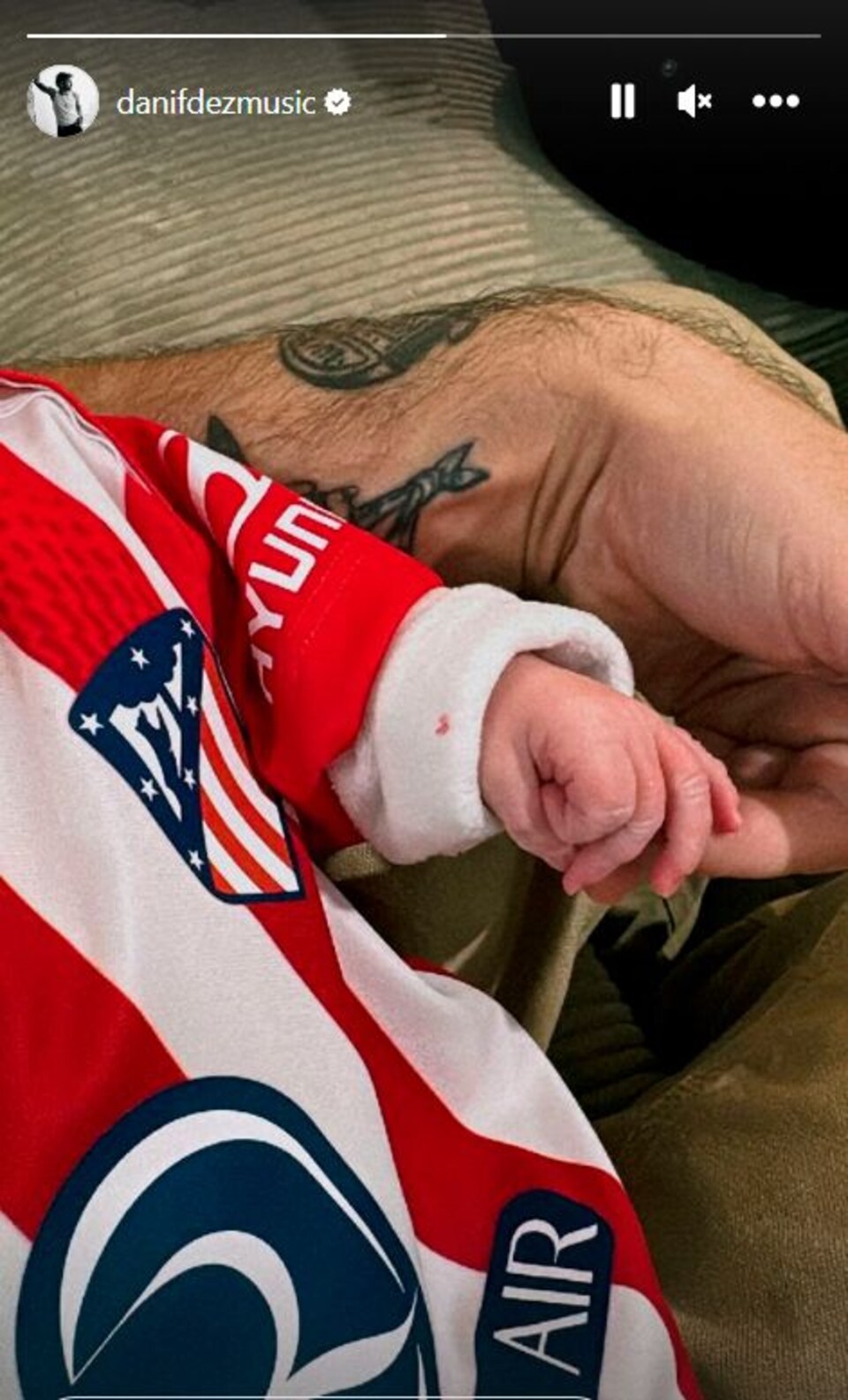 La imagen con la que Dani Fernández anuncia que ha sido padre y el ...