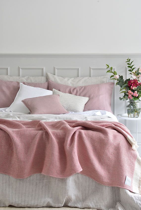 ¿Sabes cómo decorar y vestir tu cama como una estilista profesional?