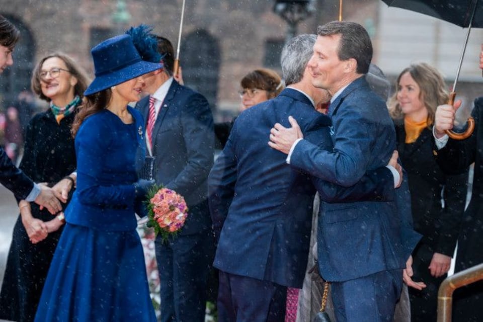 El rey Federico cuenta con el apoyo de su hermano después de la tormenta