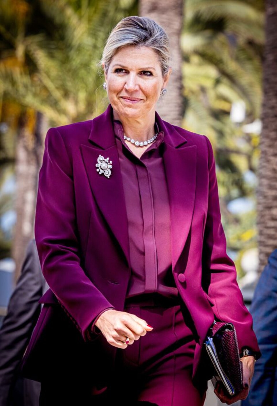 Máxima combina su nuevo traje sastre con históricas joyas de gala