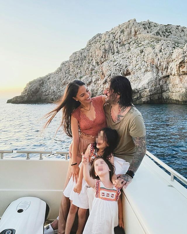 La esposa de Melendi llora al ver las fotos de su boda dos años después