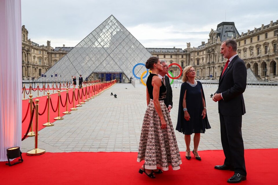 Los reyes Felipe y Letizia, junto a otros 'royals', asisten a la cena de gala en el Louvre ...