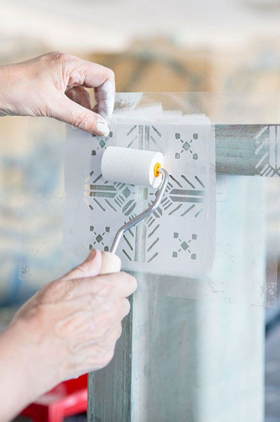 Aprende a pintar muebles, paredes o telas con la técnica del estarcido
