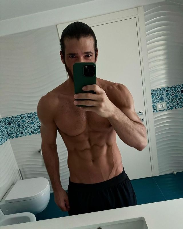 El último cambio de Can Yaman por exigencias del guion: recordamos sus ...