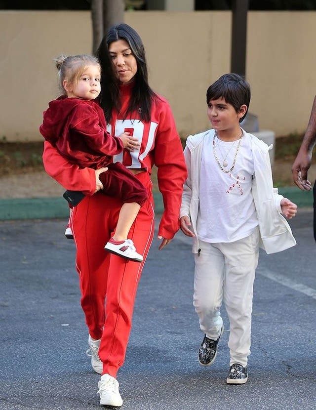 Ellos son los respectivos hijos de Kourtney Kardashian y Travis Barker ...