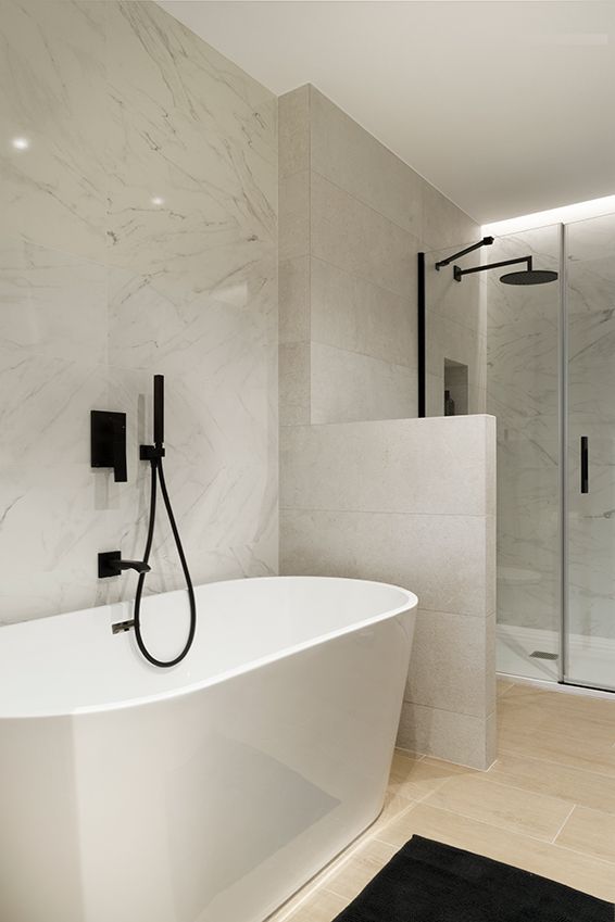 Baños modernos con ducha y bañera en el mismo espacio