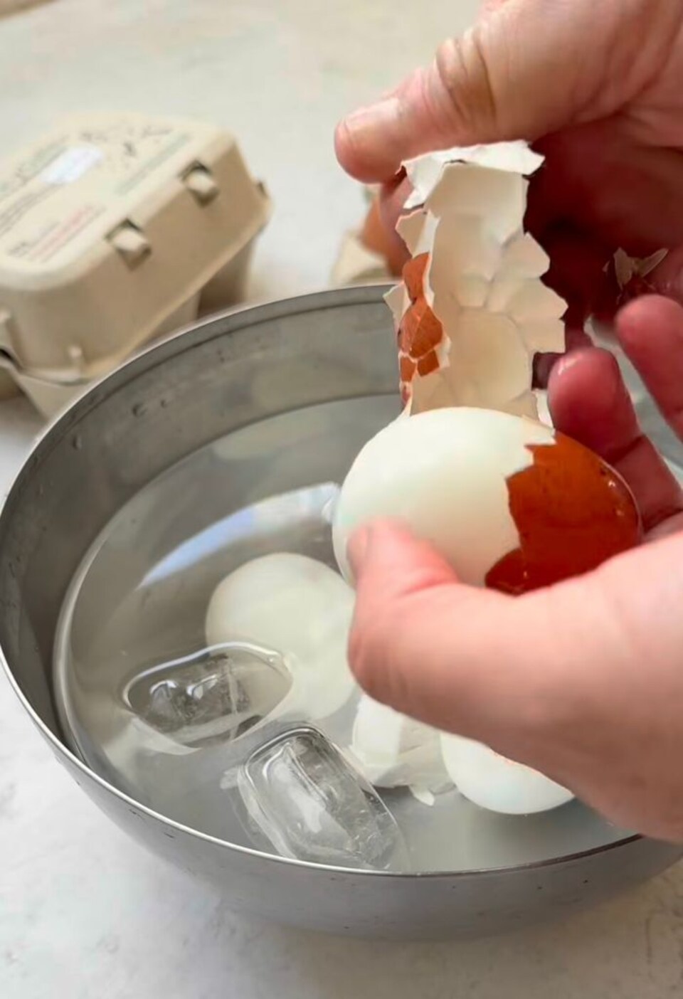 El truco infalible para cocer los huevos sin que se rompan y pelarlos ...