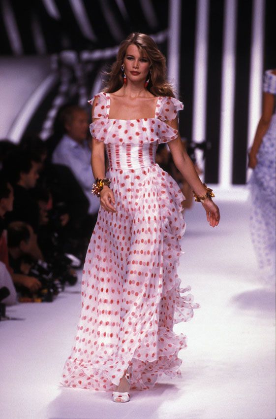 Claudia Schiffer recrea su look favorito de pasarela 30 años después