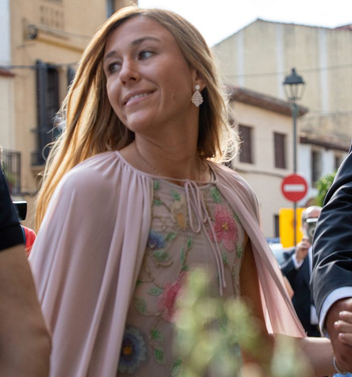 María Valls elige un original vestido con capa y bordados florales para ...
