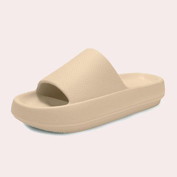 Las chanclas de playa de mujer para este verano 2025 que toda estilista ...
