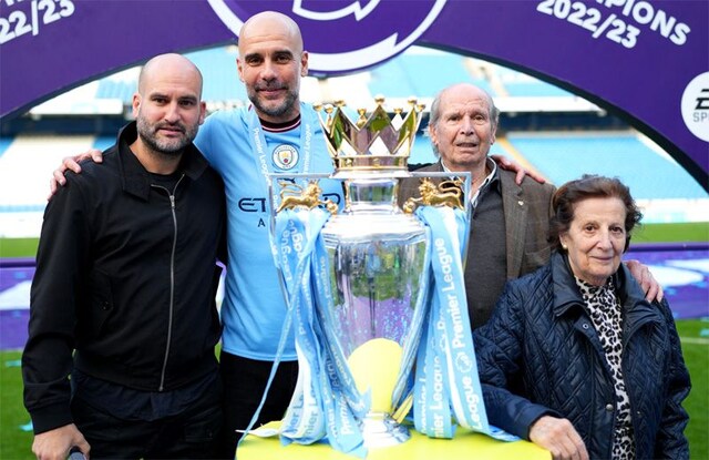 Pep Guardiola celebra con su mujer, sus hijos y su padre el título del City