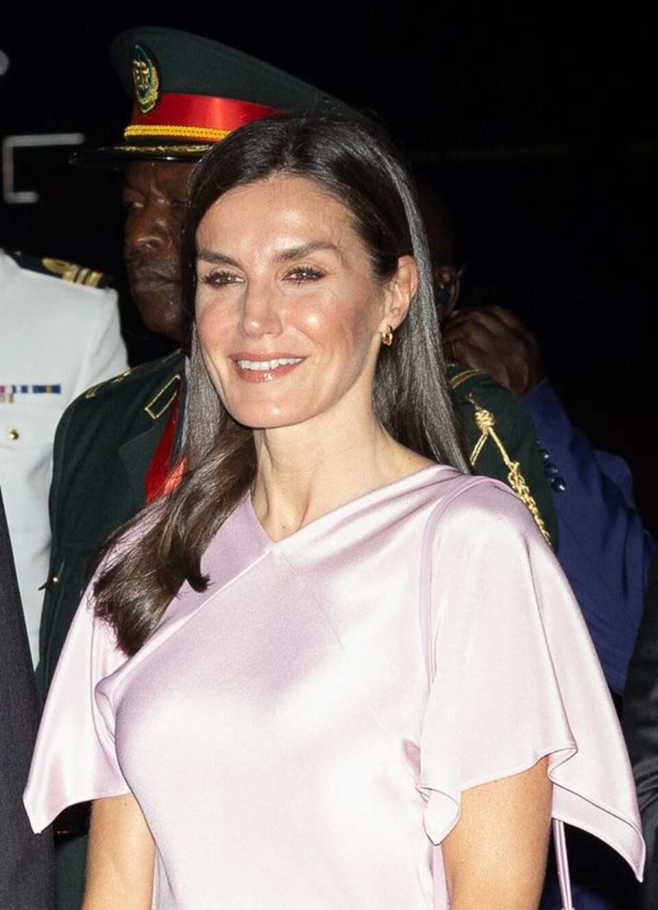 La reina Letizia aterriza en Angola con un look de seda rosa pastel