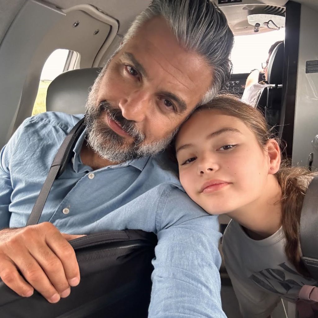 Jaime Camil Celebra Sus 52 Años Con Un Posado Familiar Qué Grandes