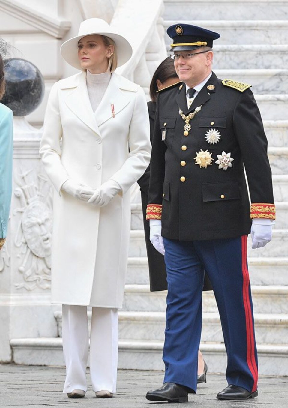 Charlene de Mónaco con vestido blanco y perlas