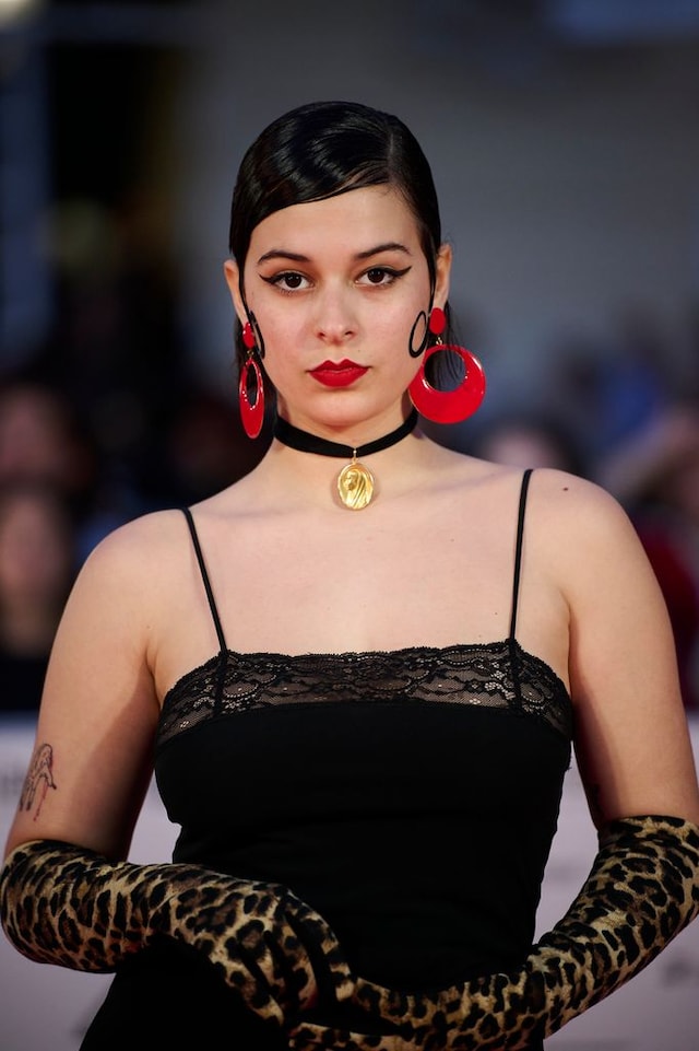 Dora Postigo, hija de Bimba Bosé, revela que trabaja de camarera para ...