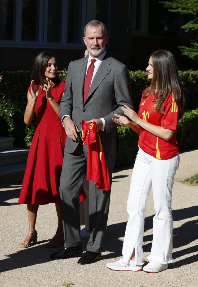 La reina Letizia viste de rojo y sus hijas con camisetas para apoyar a ...