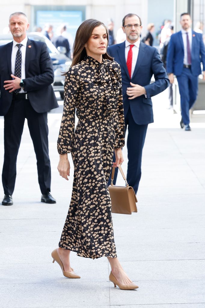 La reina Letizia recupera su vestido floral de Massimo Dutti en su ...