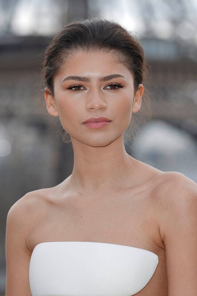 Zendaya estrena nuevo look en Londres con una maxitrenza de 'Avatar'