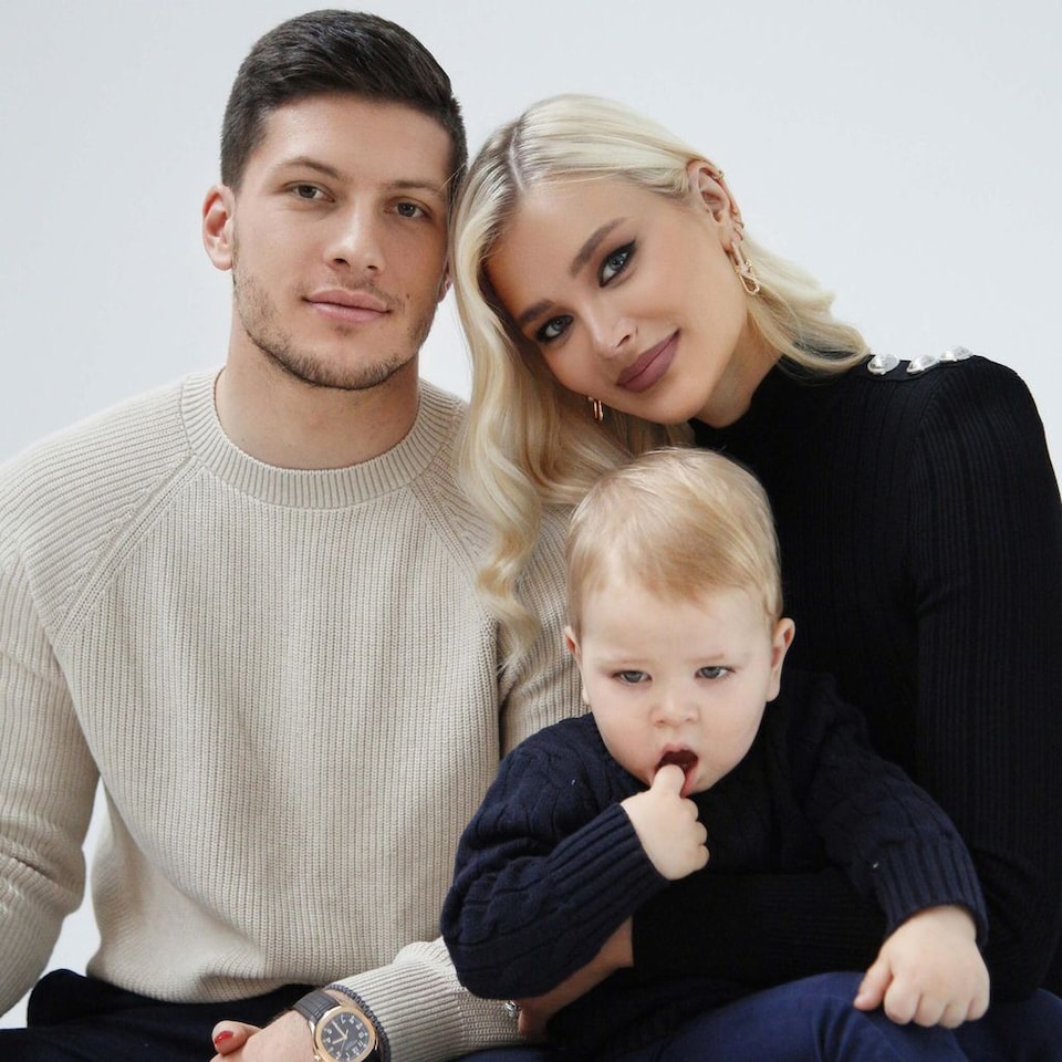 El futbolista Luka Jovic y su mujer posan en familia