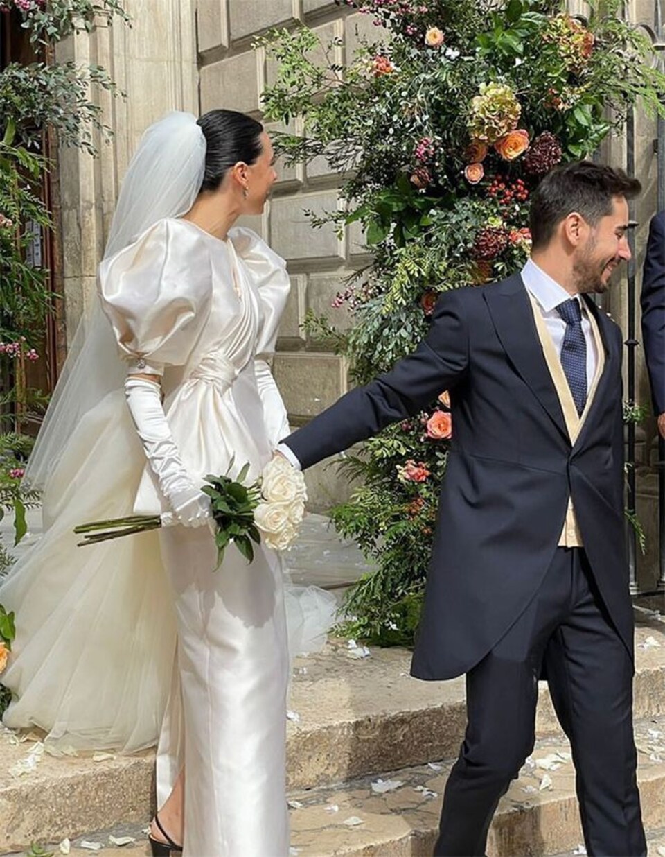 Novias virales con velo sencillo: el look que nunca falla