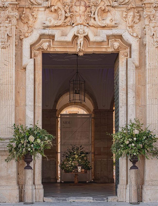 Decora en tu boda la entrada de la iglesia con estos arreglos florales