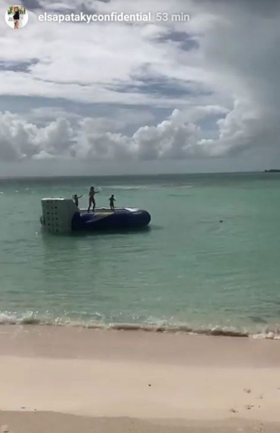 Elsa Pataky, fin de semana de lo más familiar en una playa paradisíaca