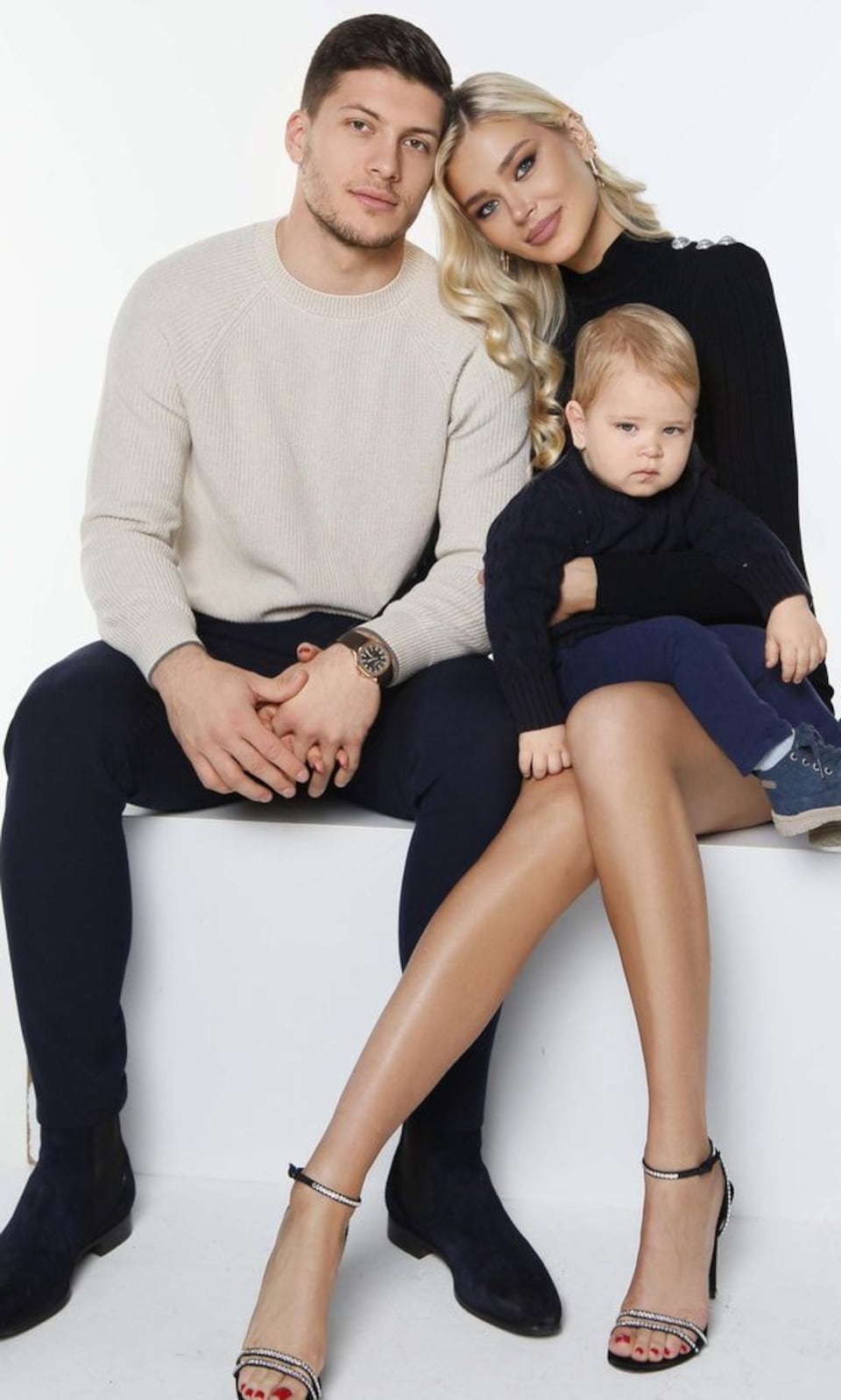 El futbolista Luka Jovic y su mujer posan en familia