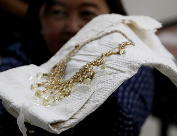 La fabulosa y excéntrica colección de joyas de Imelda Marcos, valorada ...