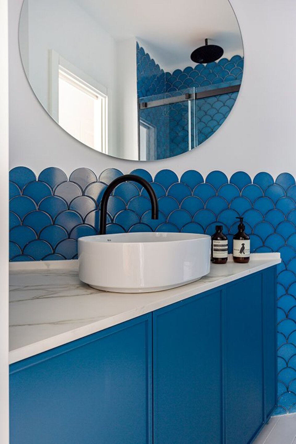 Azulejos con patrones que lo cambian todo en las paredes y suelo del baño