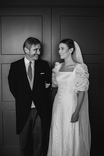 Un vestido de novia con mangas abullonadas y especiales para la boda de ...