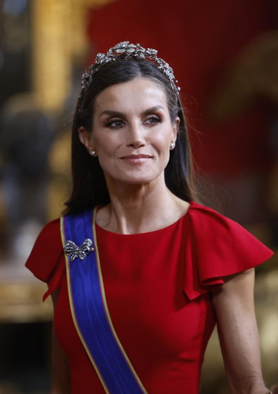 La reina Letizia vuelve a llevar tiara y estrena un broche de doña Sofía
